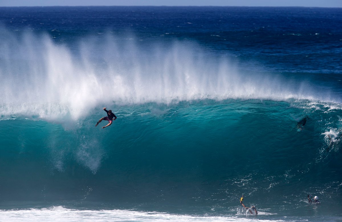 Stab Magazine | Julian Wilson, rib-breaker (srsly) at Pipeline, Hawaii